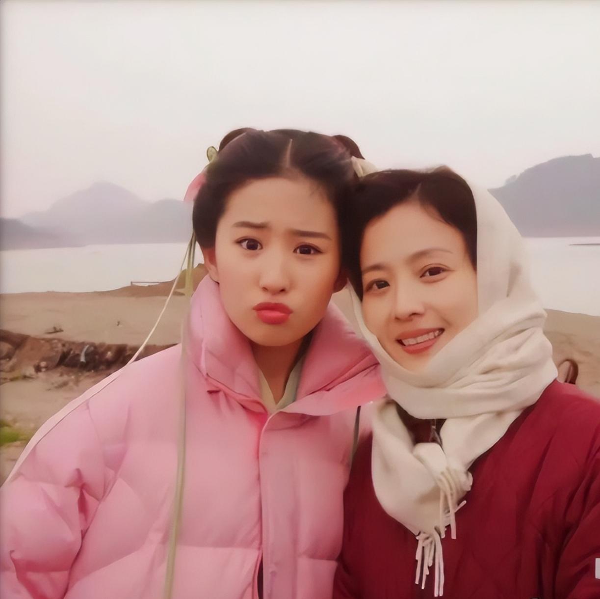 Liu Yifei walked with her mother at the airport, her mother's floral ...