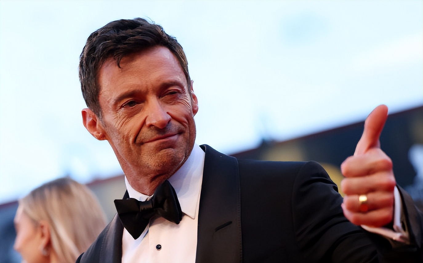 Uncle Wolf Jackman walks the red carpet with his wife, the two look at ...