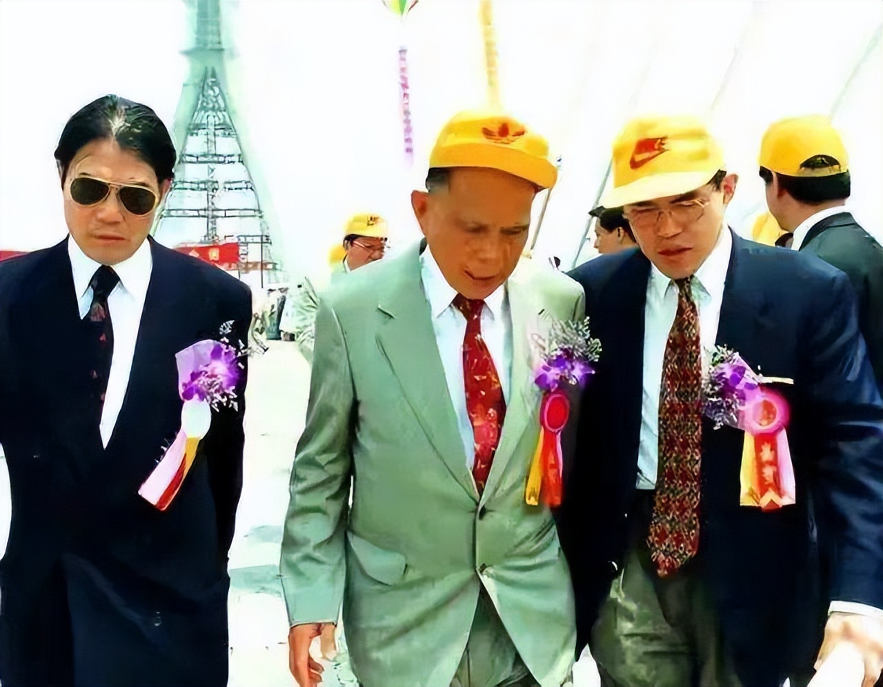 Why can Deng Guangrong be on an equal footing with Fok Yingdong?Not by ...