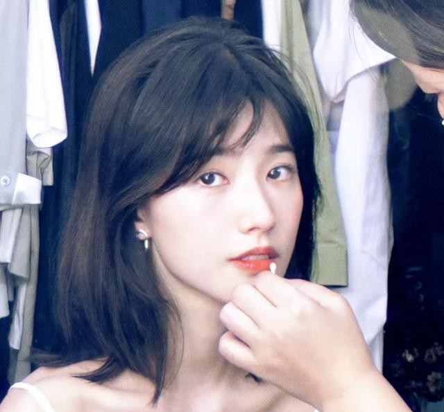 The female lead in the short drama is so beautiful! Putting Ren Min ...