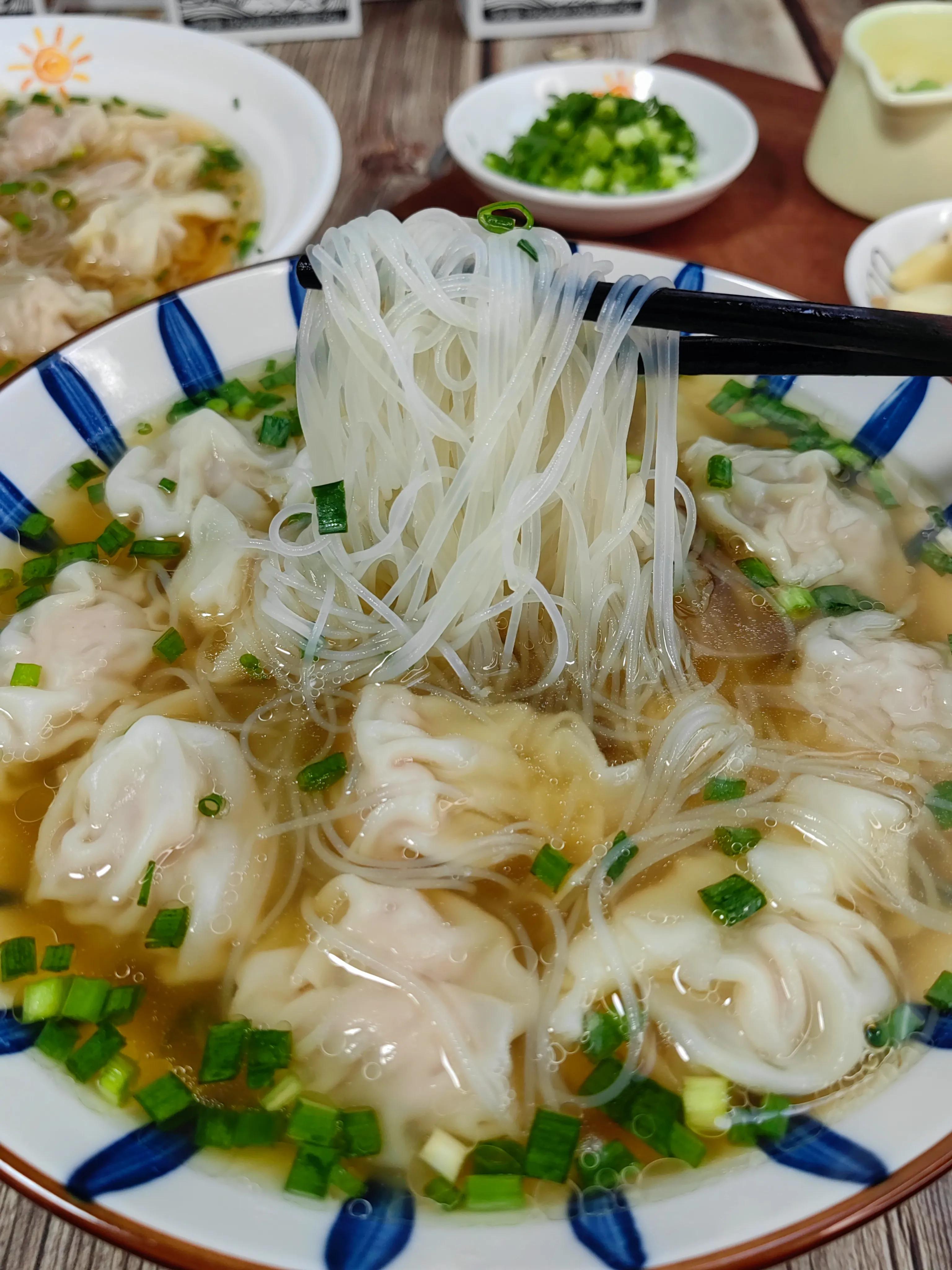 Food Sharing Wonton Rice Noodles - iNEWS