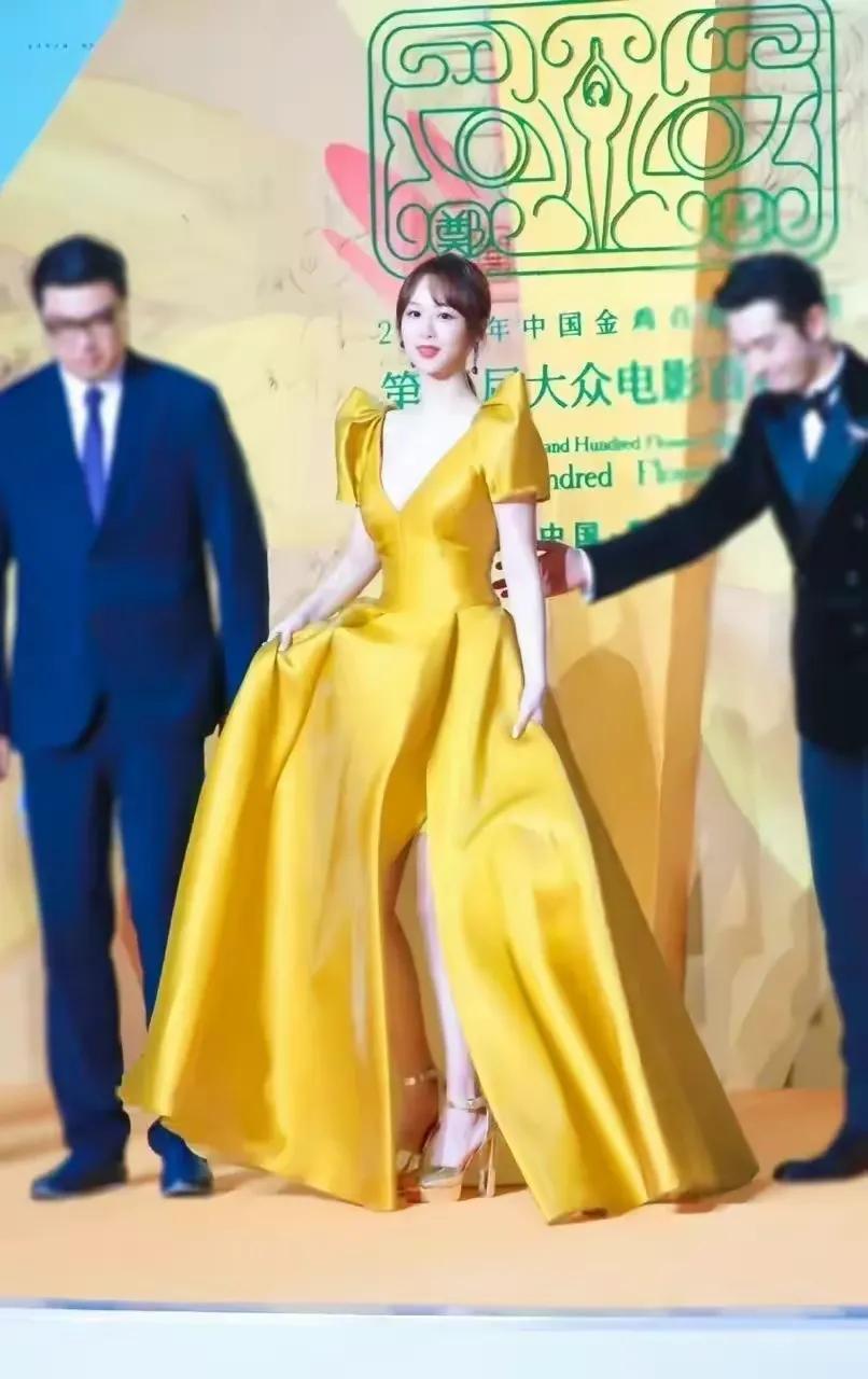 Yang Zi has grown up, with white skin and a proud figure, netizens ...