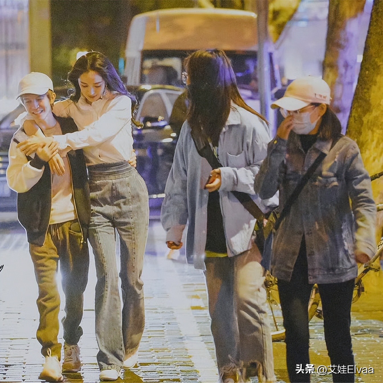 Guo Jingming visits Yang Mi's new drama!Hooking the shoulders and ...