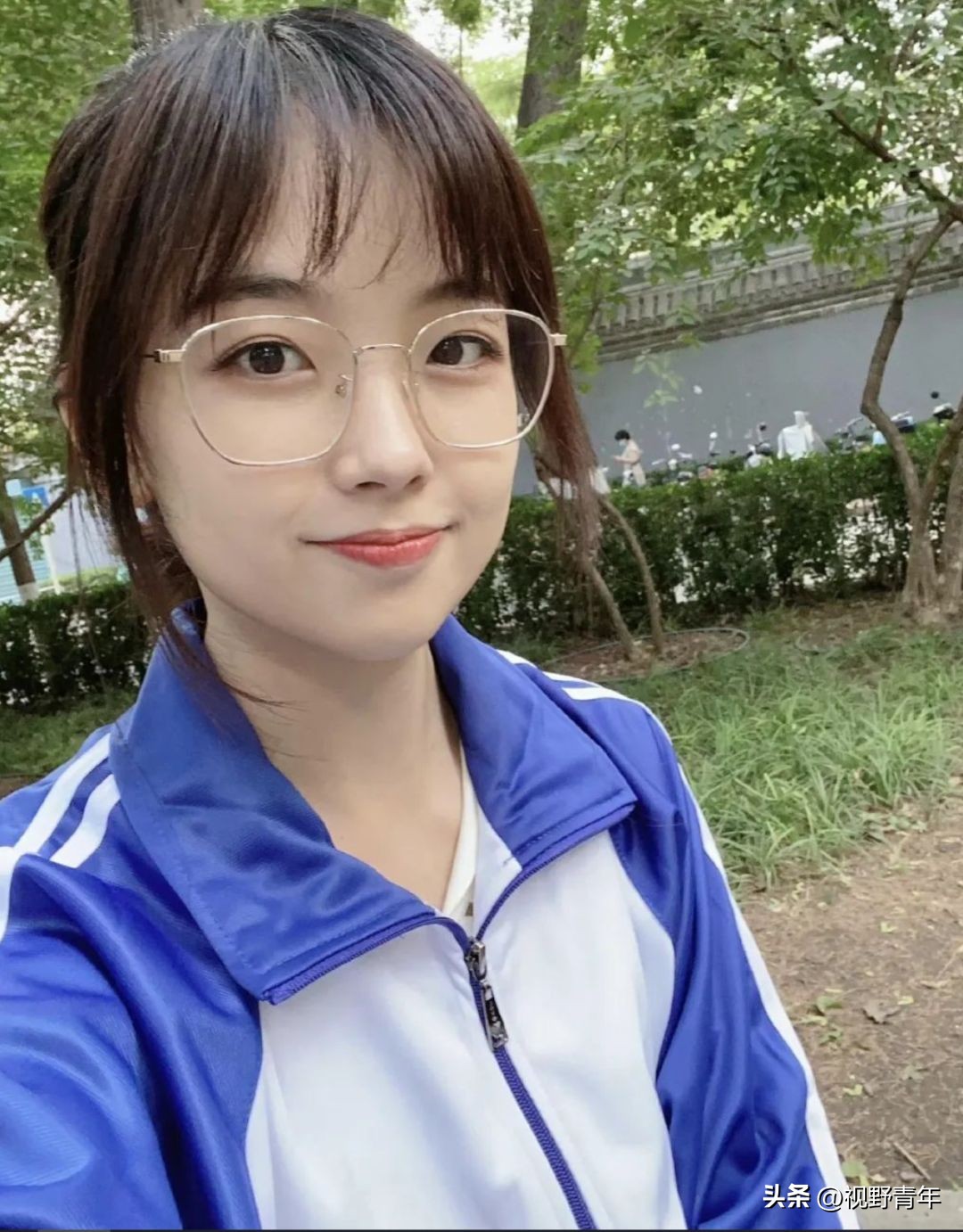 Smart girl, CCTV cute ceiling! - iMedia