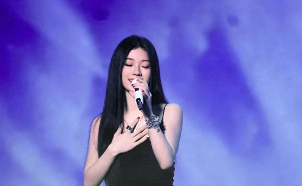 Pure singing: Shan Yichun's fans send blessings at her concert! - iMedia