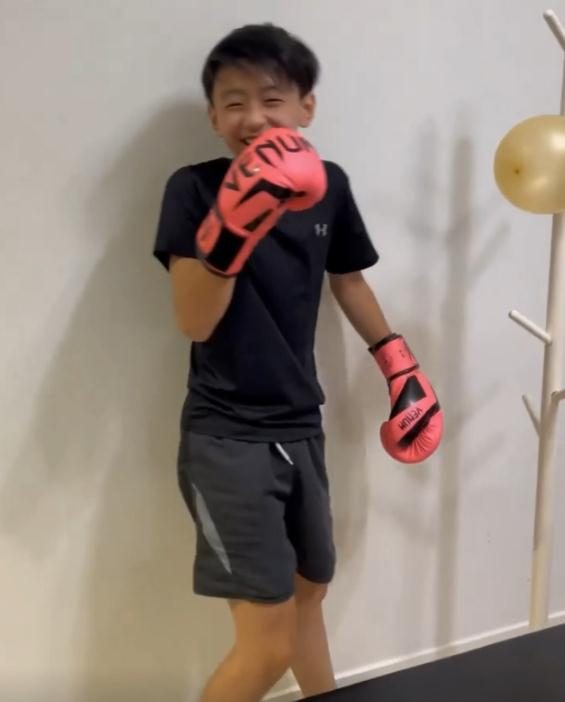 Cecilia Cheung measures Quintus' height, the handsome guy just woke up ...