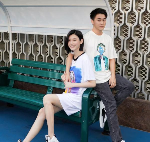 Xi Mengyao took a photo with He Youjun to celebrate the New Year. - iNEWS