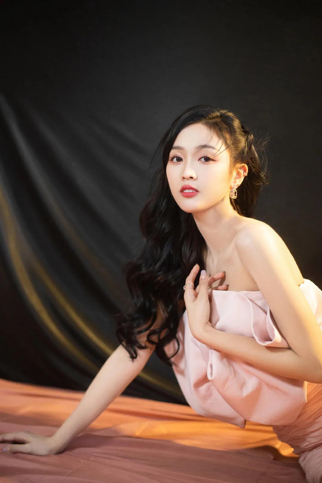 Wu Xuanyi's high-heeled feet - iNEWS