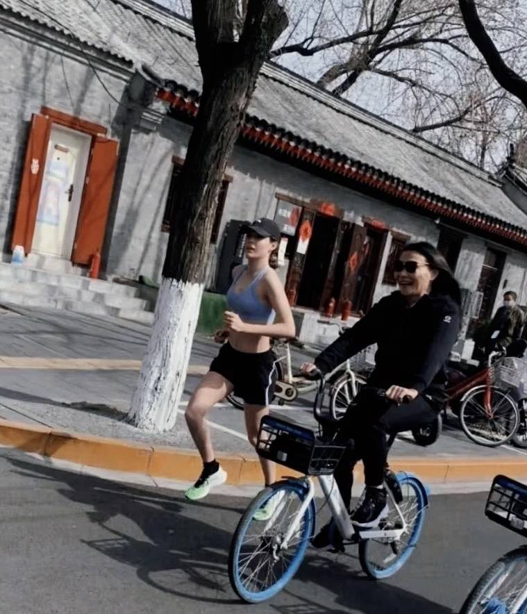 Run a half marathon after eating and broadcasting!Gu Ailing's half ...