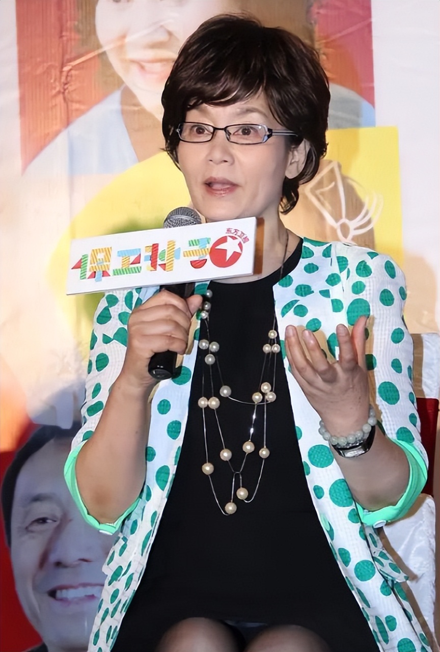 After watching the same frame photo of 68-year-old Pan Hong and 60-year ...