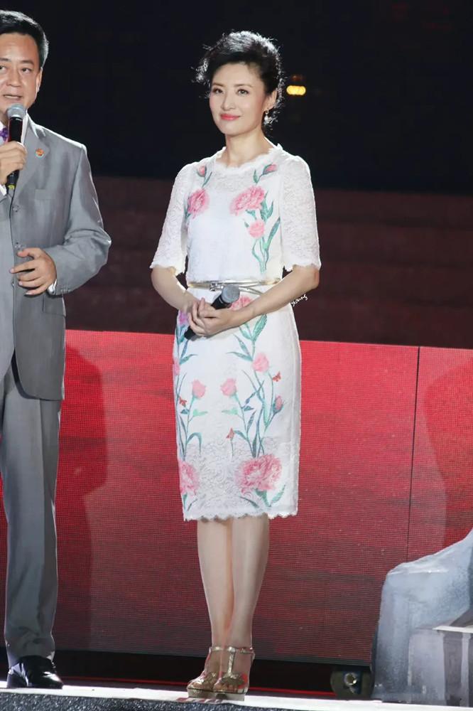 Zhou Tao makes a strong return to CCTV! Wearing white suits and braided ...