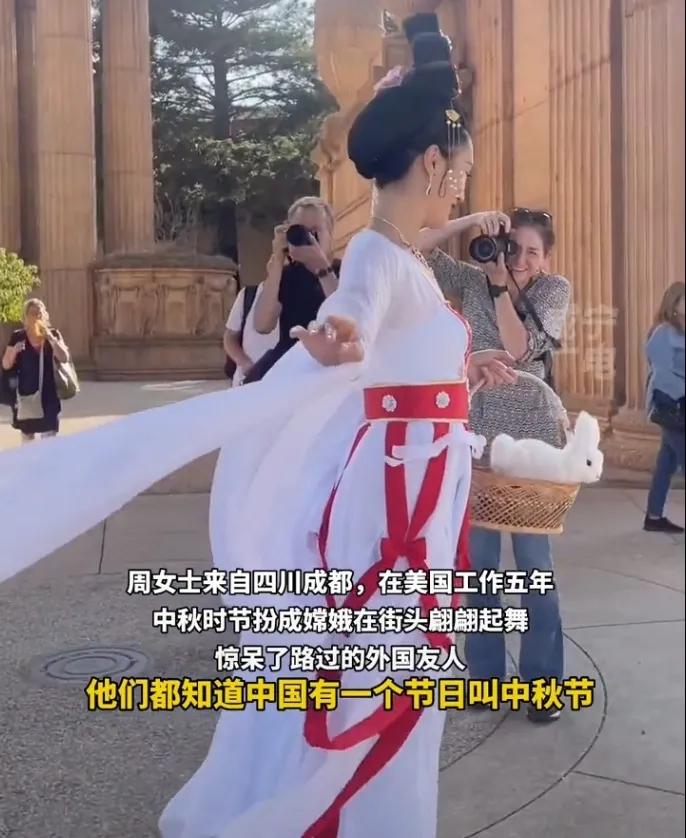 During the Mid-Autumn Festival, Ms. Zhou dressed up as Chang'e in Hanfu ...