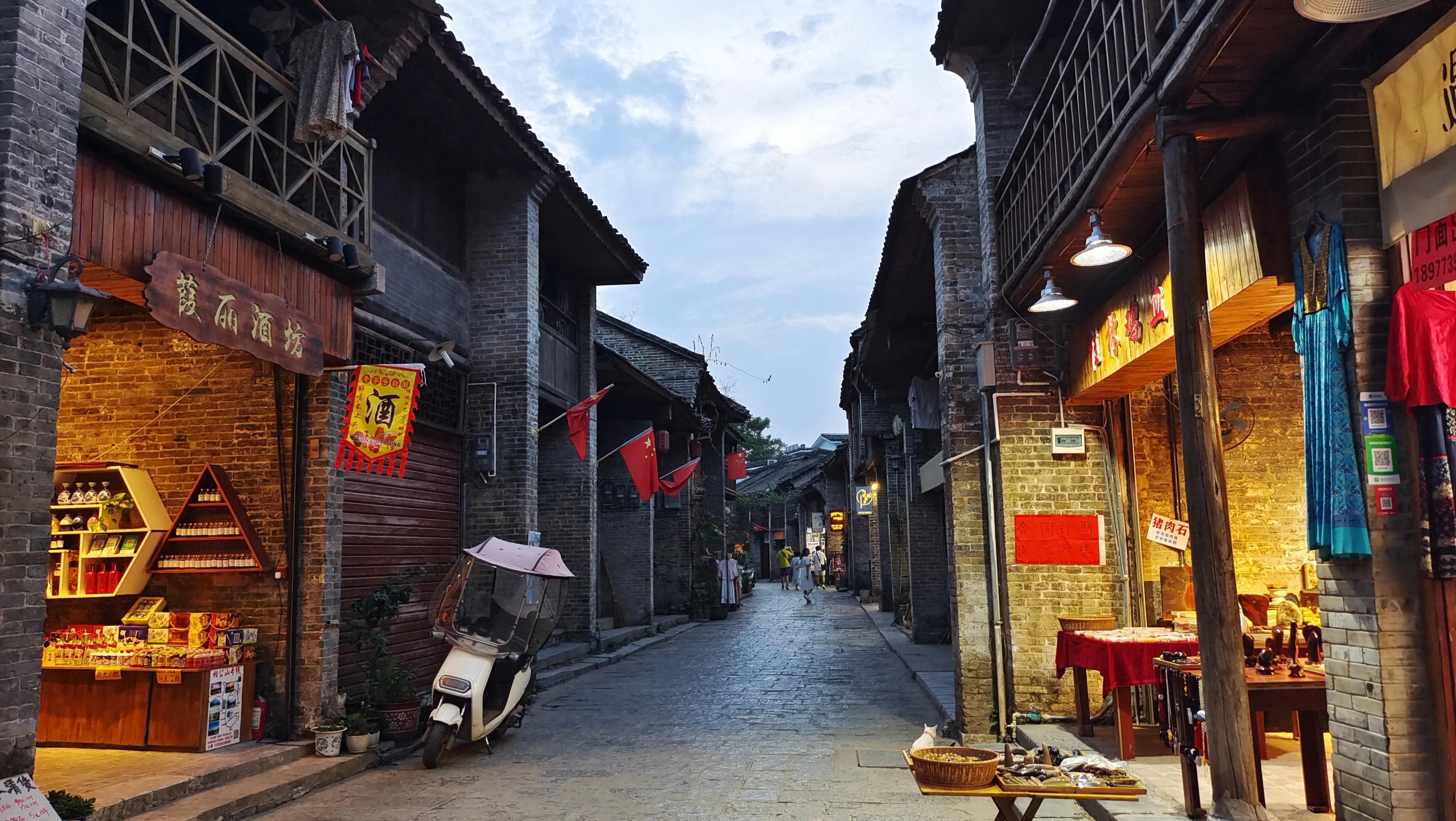 Drunk Beauty Yangshuo - Xingping Ancient Town - iNEWS