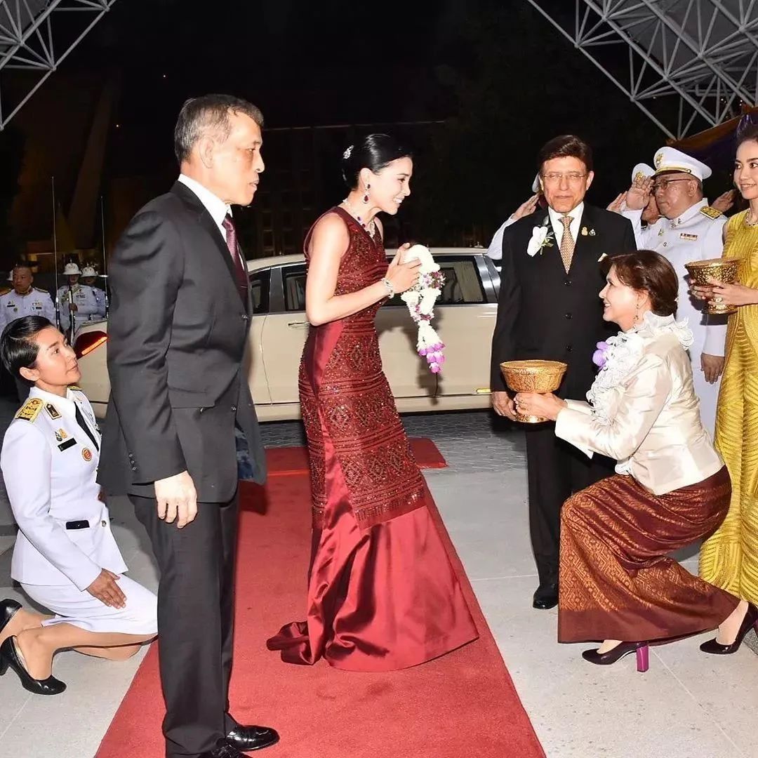 The King of Thailand's emotions are in trouble again! Sinina is hot, Queen Suthida's recent ...
