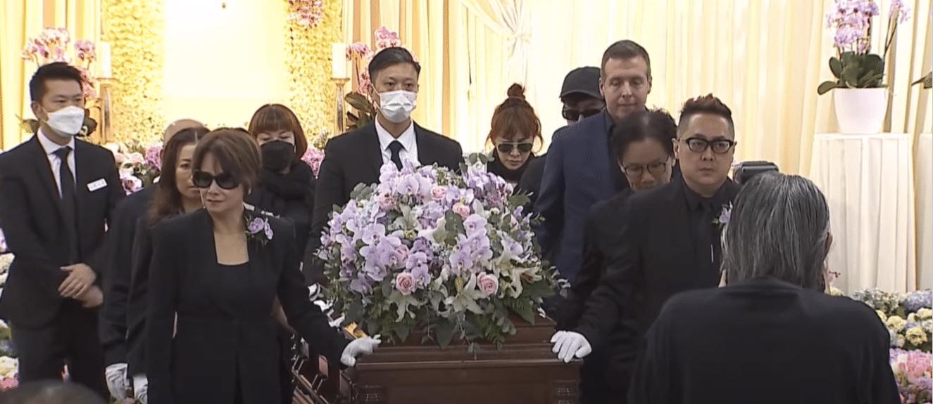 Coco Lee's funeral, the coffin was written back to the original name Li ...