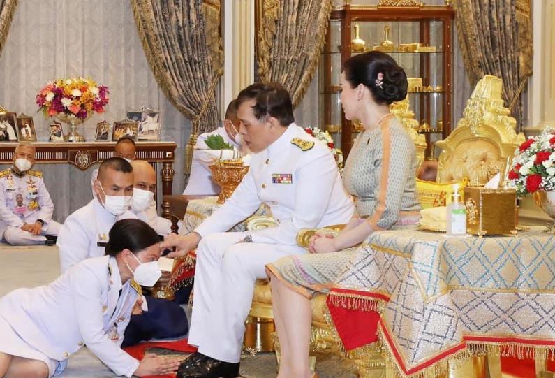 Queen Suthida's aura is perfect, her bright red Thai dress is so ...