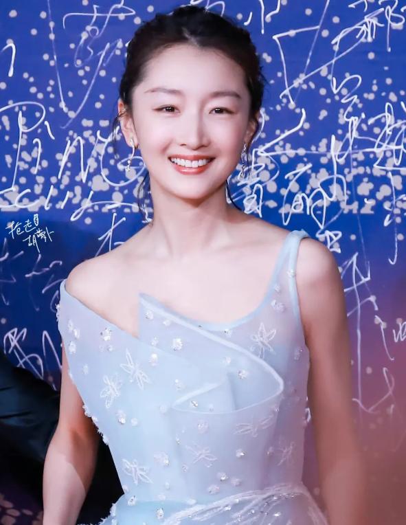 The 31-year-old Zhou Dongyu stood shoulder to shoulder with Zhang Yimou ...