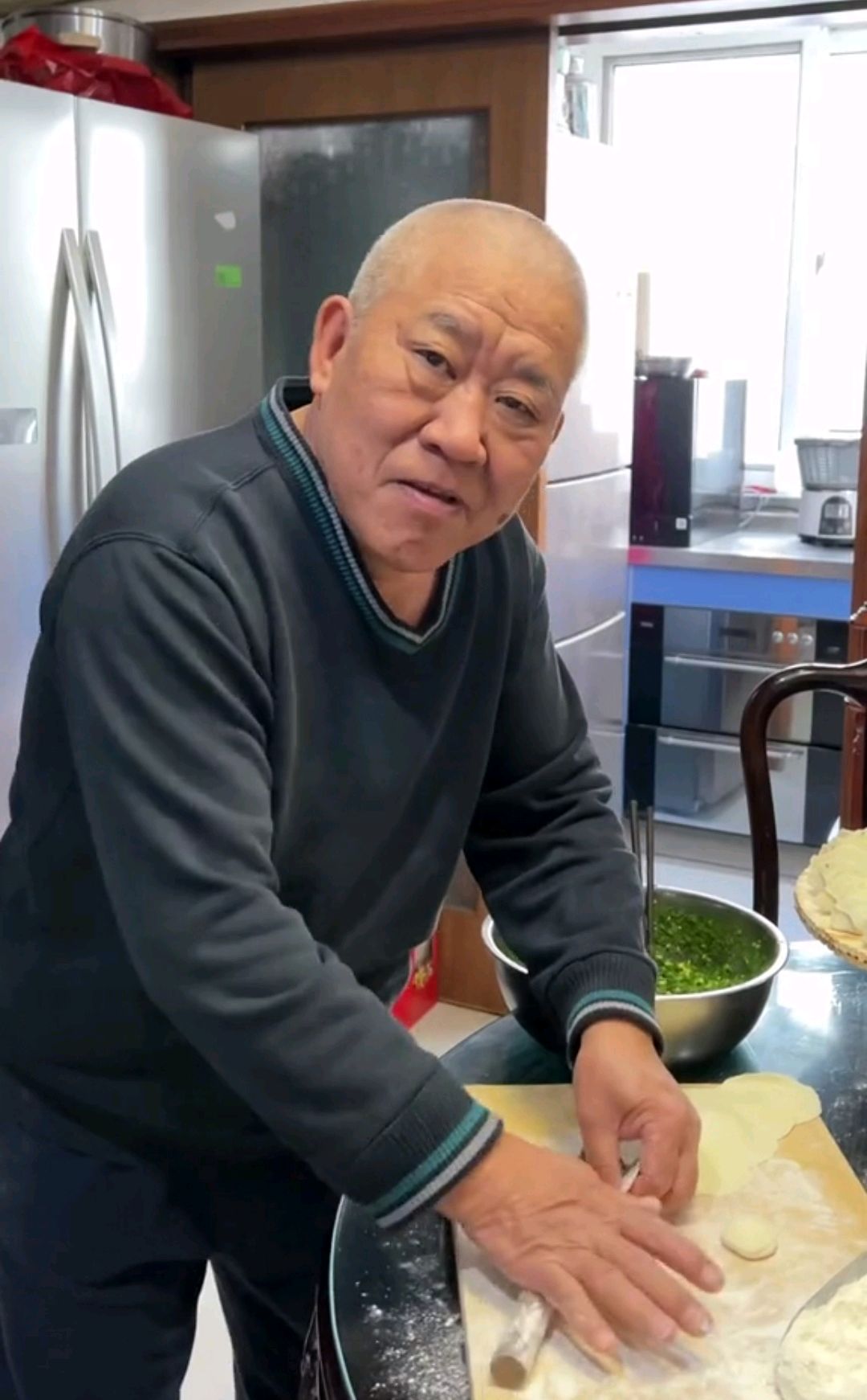 66-year-old Du Xudong makes dumplings at home, with gray hair and a ...