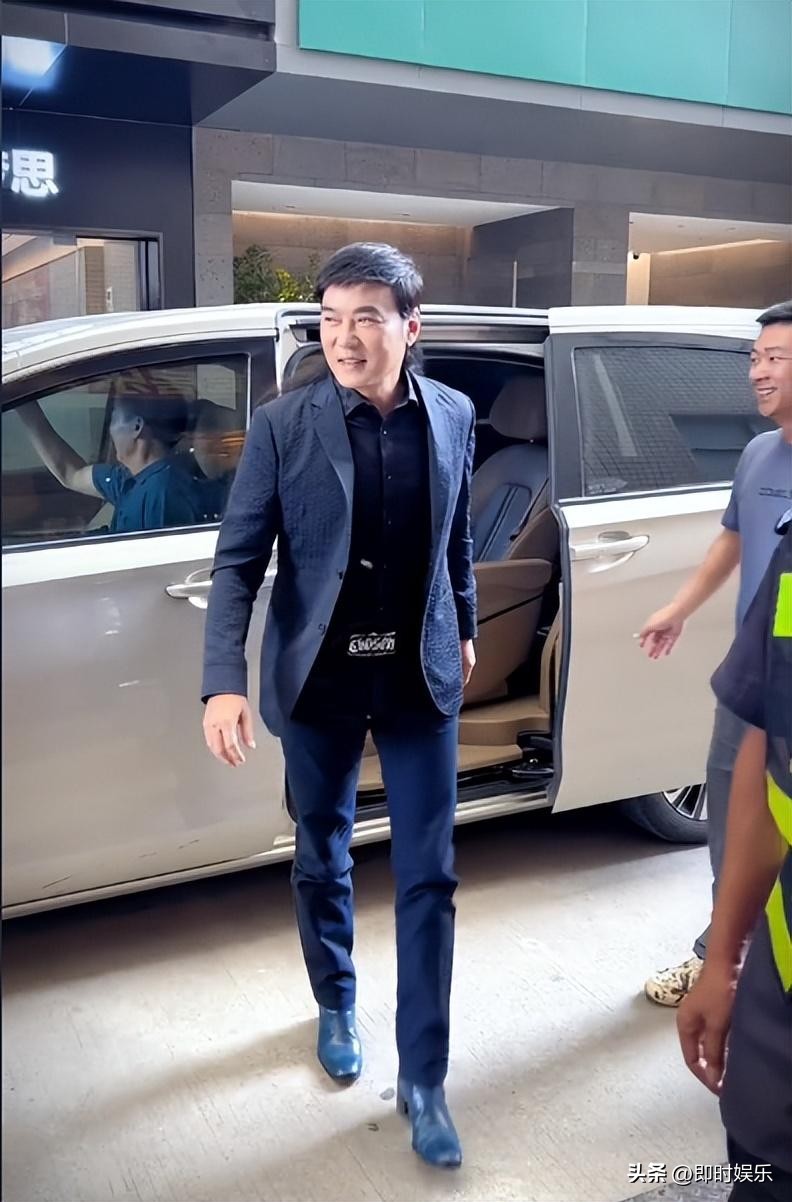 At the age of 55, Jiao Enjun's image has changed drastically! With long ...