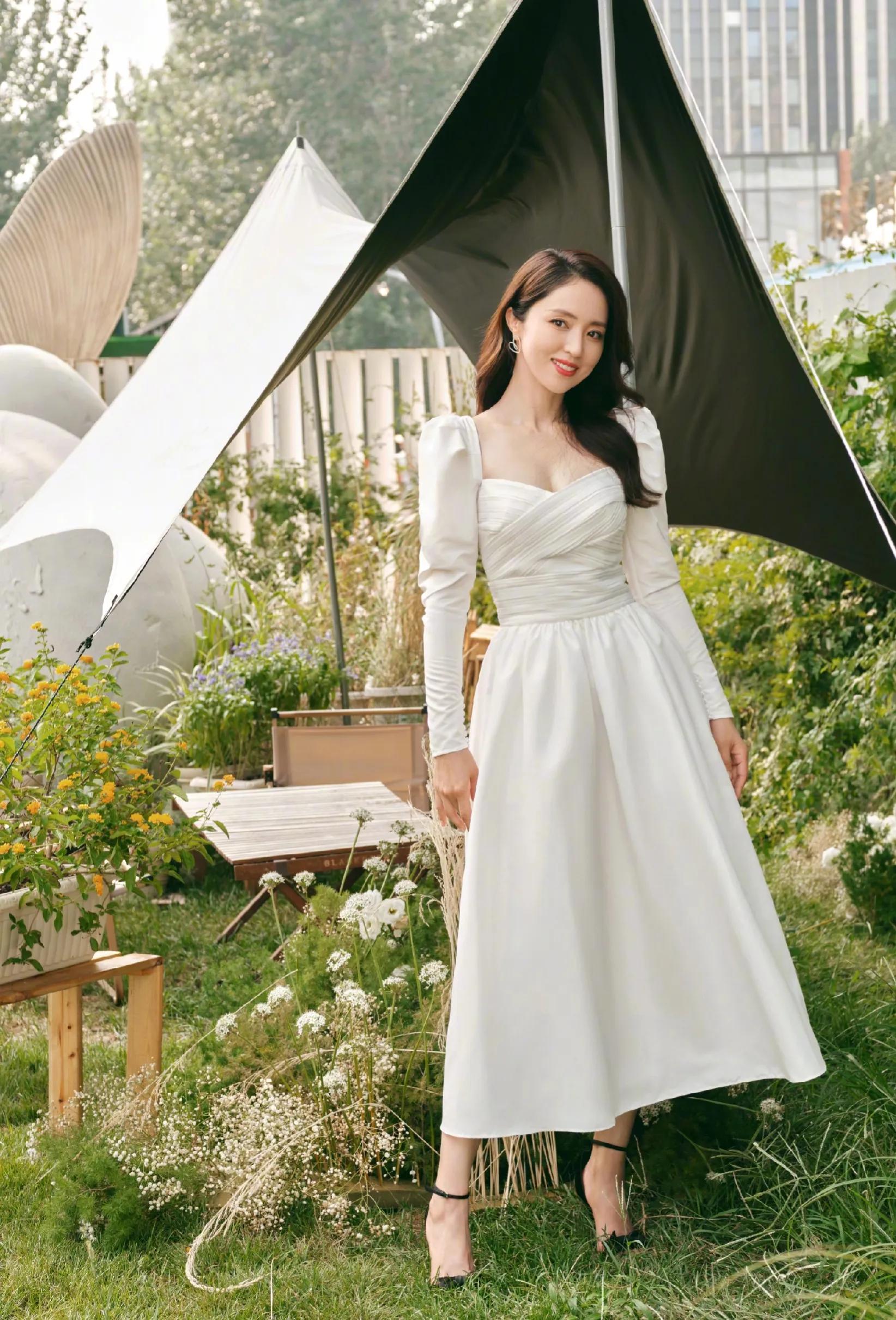 Mainland actress Dong Xuan looks amazing, has a plump figure, and has a ...