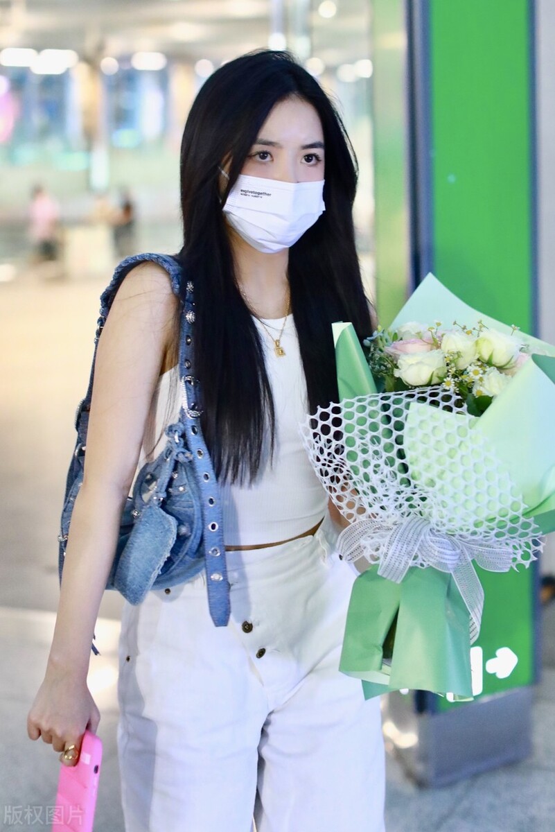 An Qi appeared at Beijing Airport with flowers in hand - iNEWS