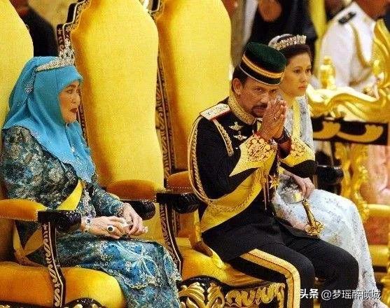 The most beloved little wife of the King of Brunei, Princess Azrinaz ...