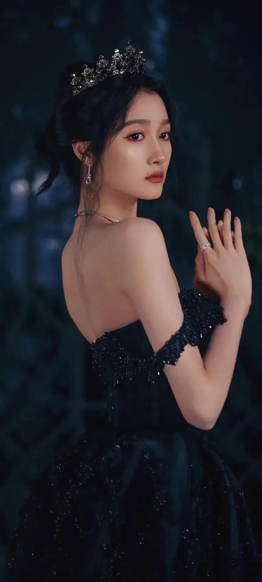 Guan Xiaotong/Wallpaper - iNEWS