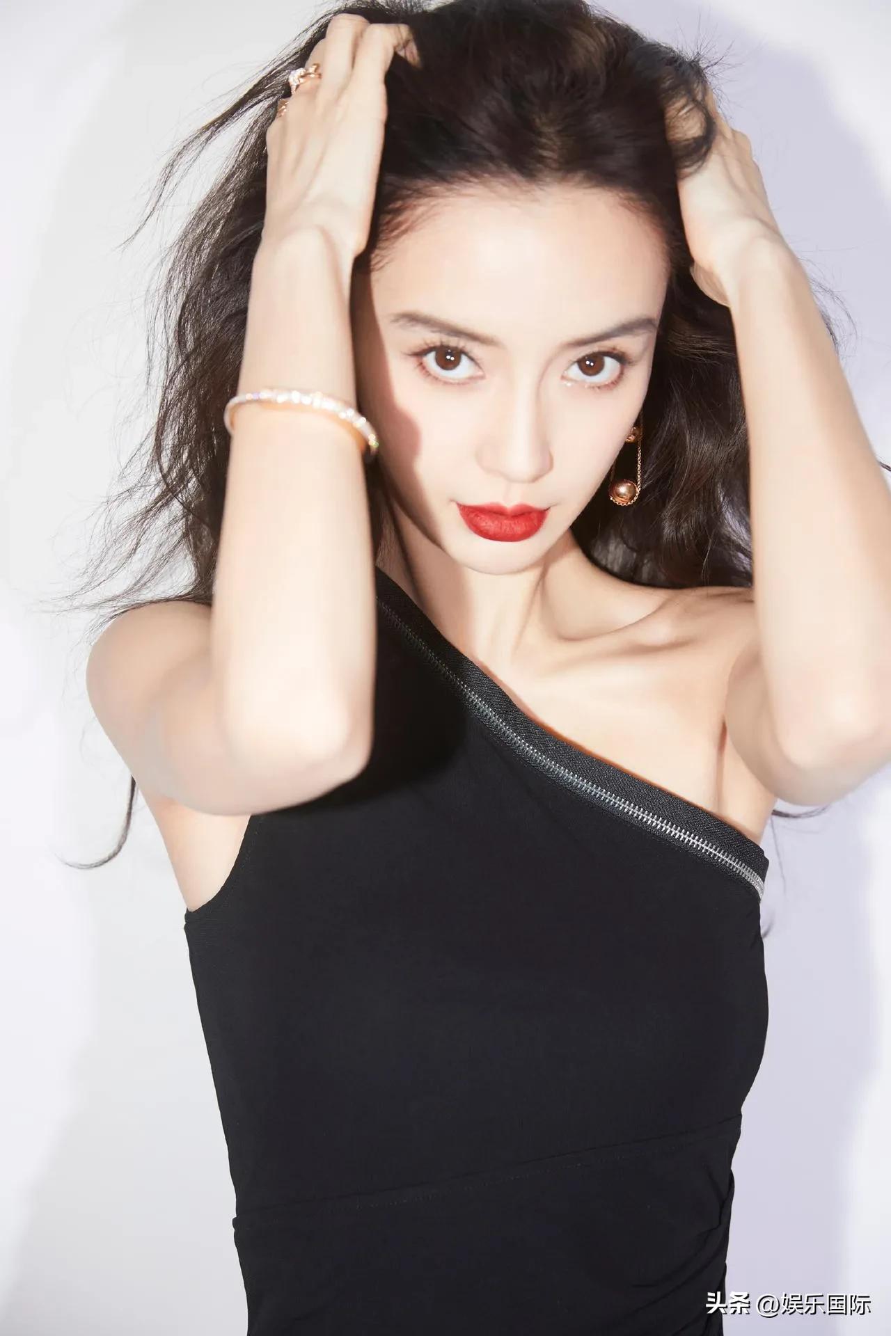 The baby wears a black dress, shows off her shoulders, beautiful legs ...