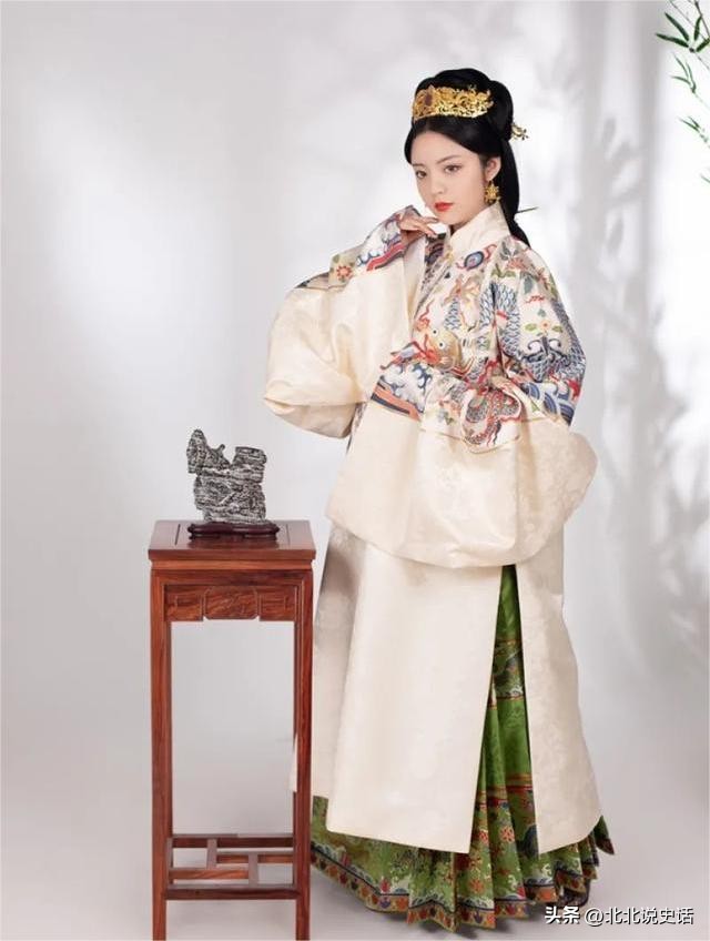 The clothing system in the Ming and Qing Dynasties: the upper garment ...