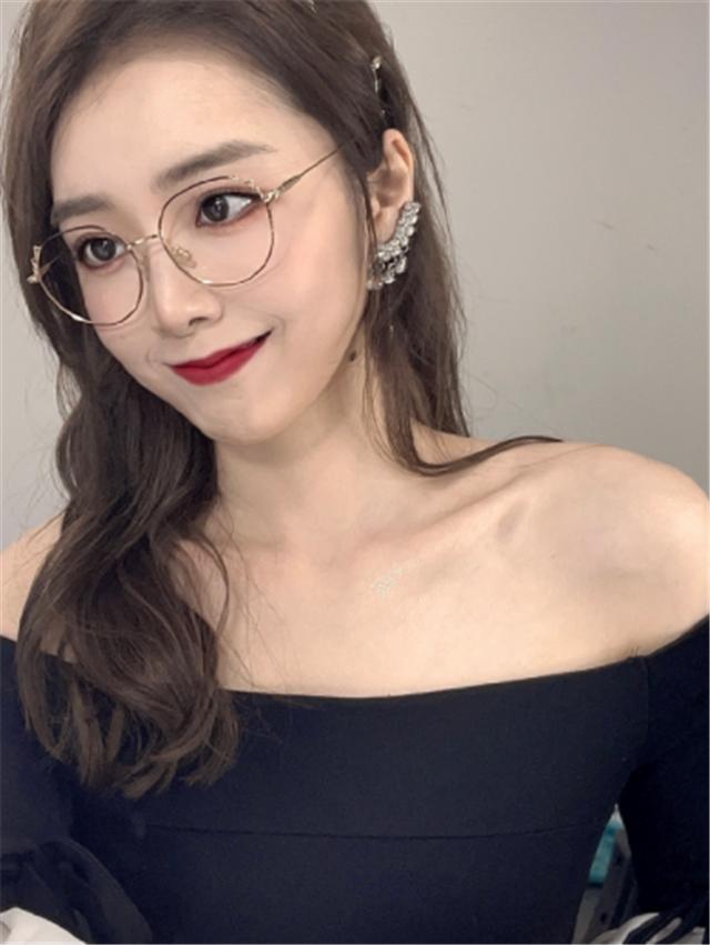 Yu Shuang couldn't go out and could only teach herself to cut her hair ...