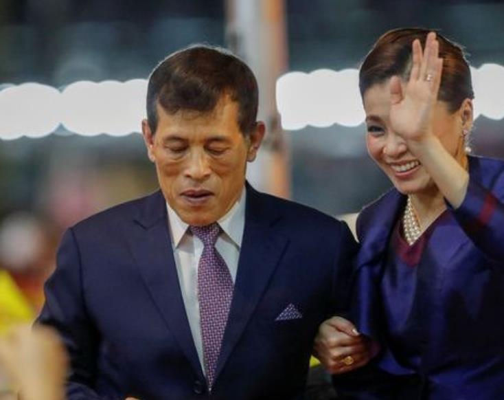 The King of Thailand's new girlfriend has stunning hairstyles, and she ...