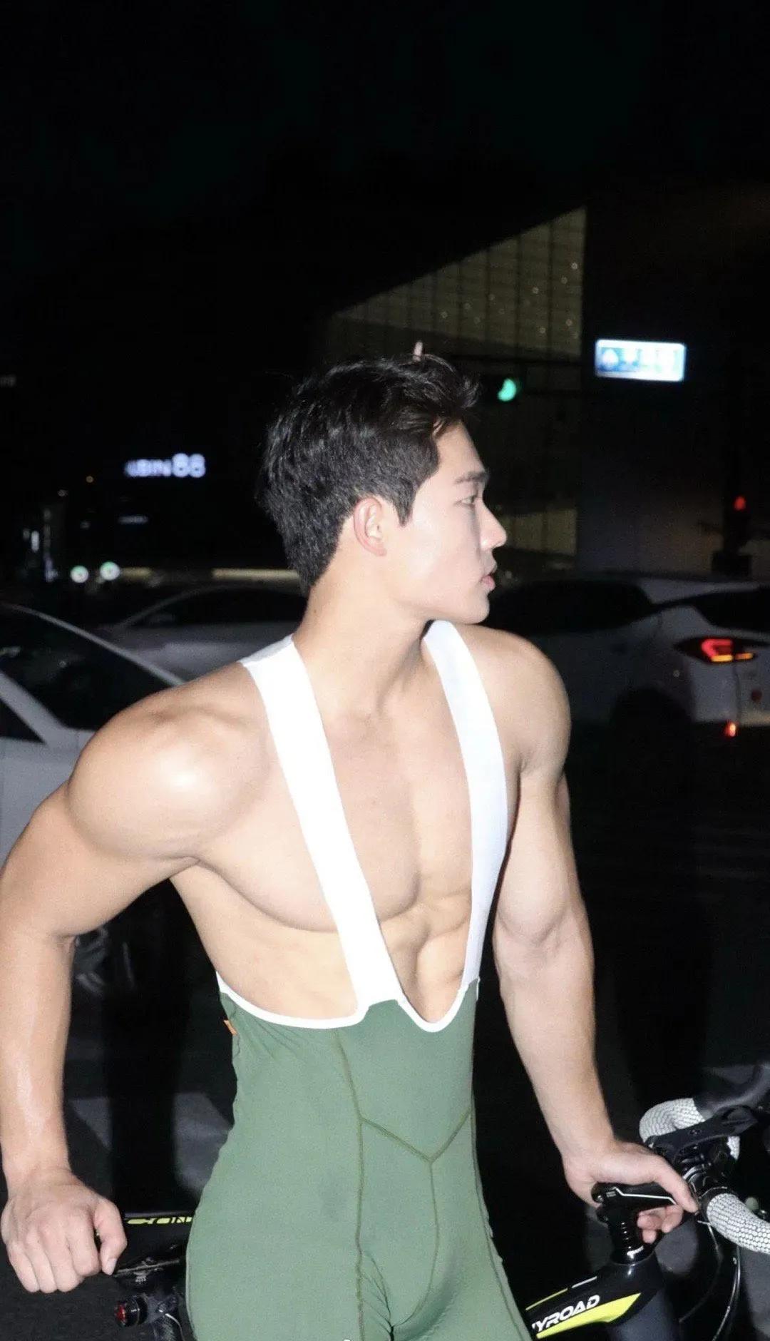 handsome abs gym student fitness - iNEWS