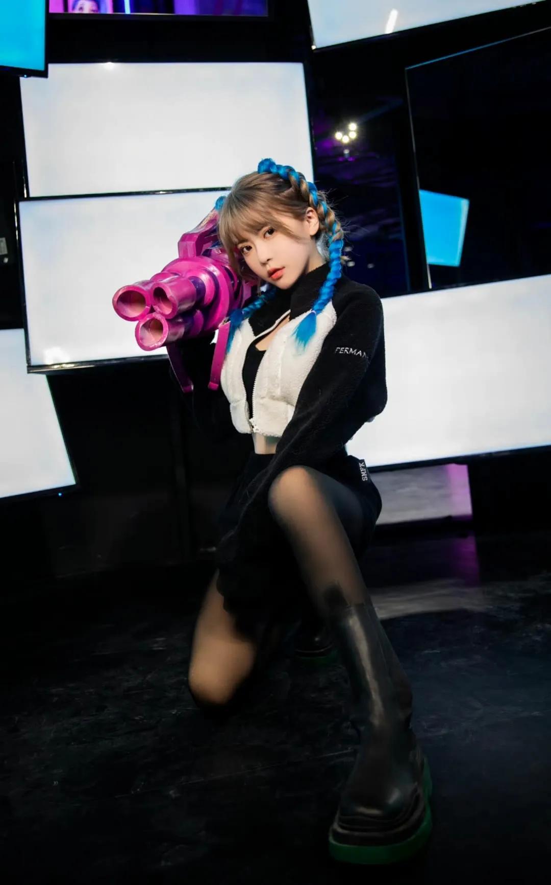 Celebrity photo: Zhou Shuyi - iNEWS