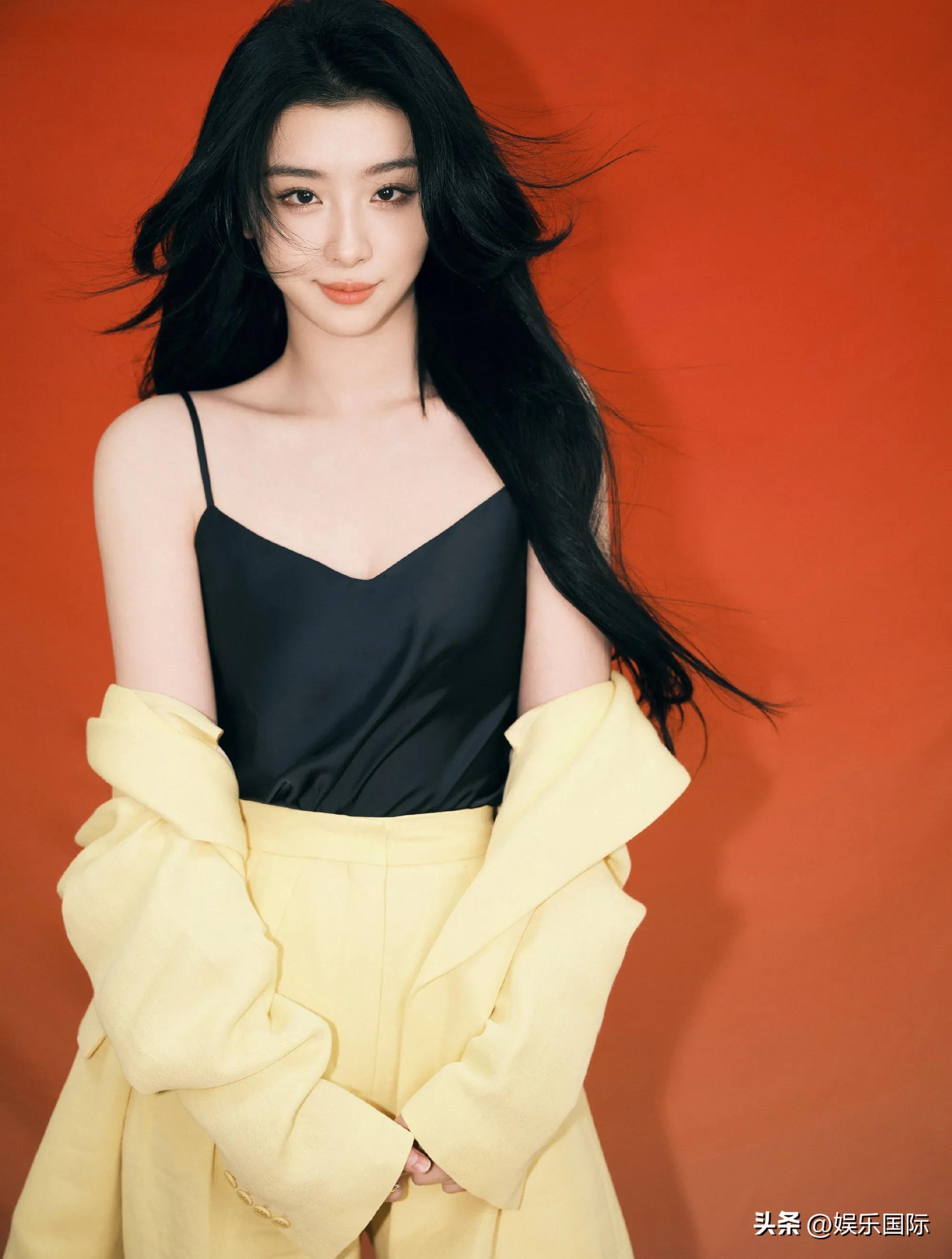 Zhao Xiaotang's New Year's photos are exposed wearing black suspenders ...