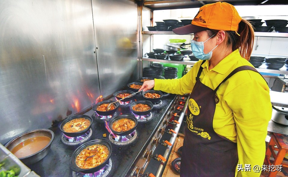 Founder of "Yang Mingyu" Braised Chicken and Rice-Yang Xiaolu - iNEWS