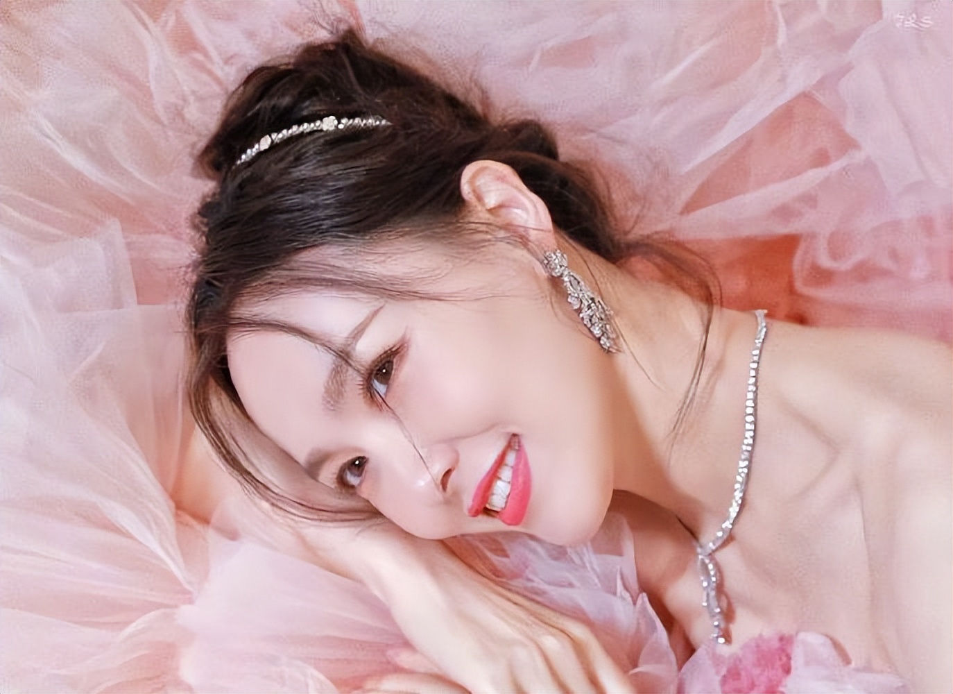 Tang Yan's Weibo night was rejected, and fans scolded the studio. Is ...
