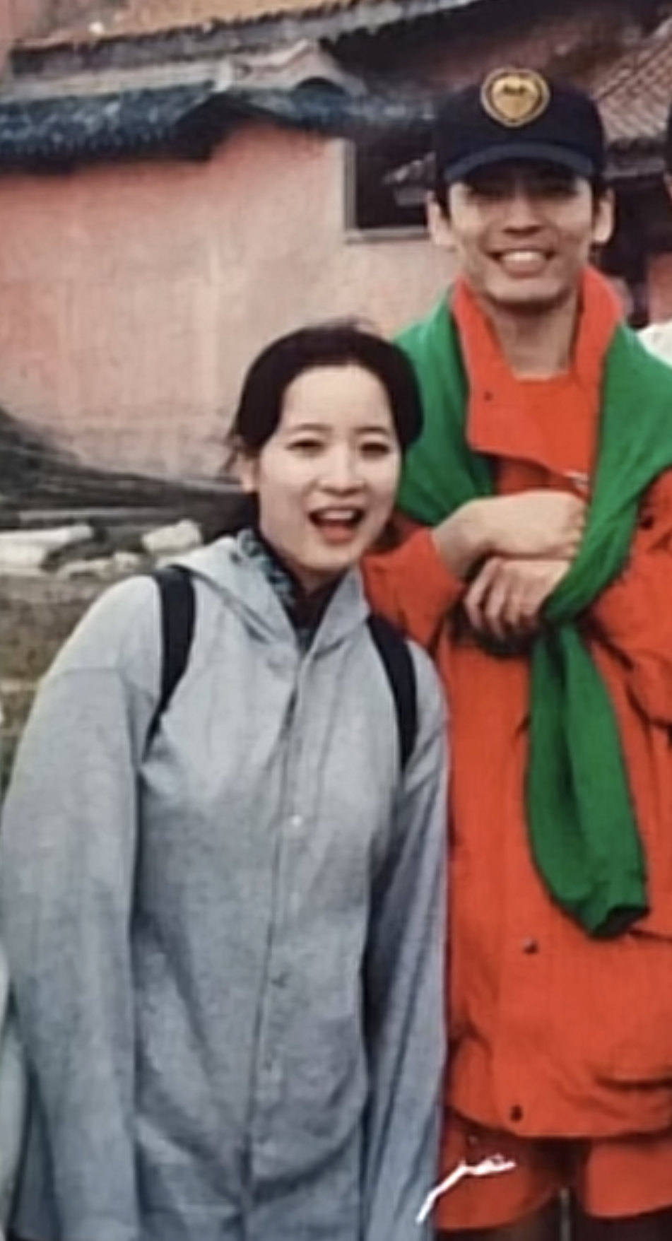 He Zhengjun posted old photos in Liangjian Opera, Zhang Kaili was ...