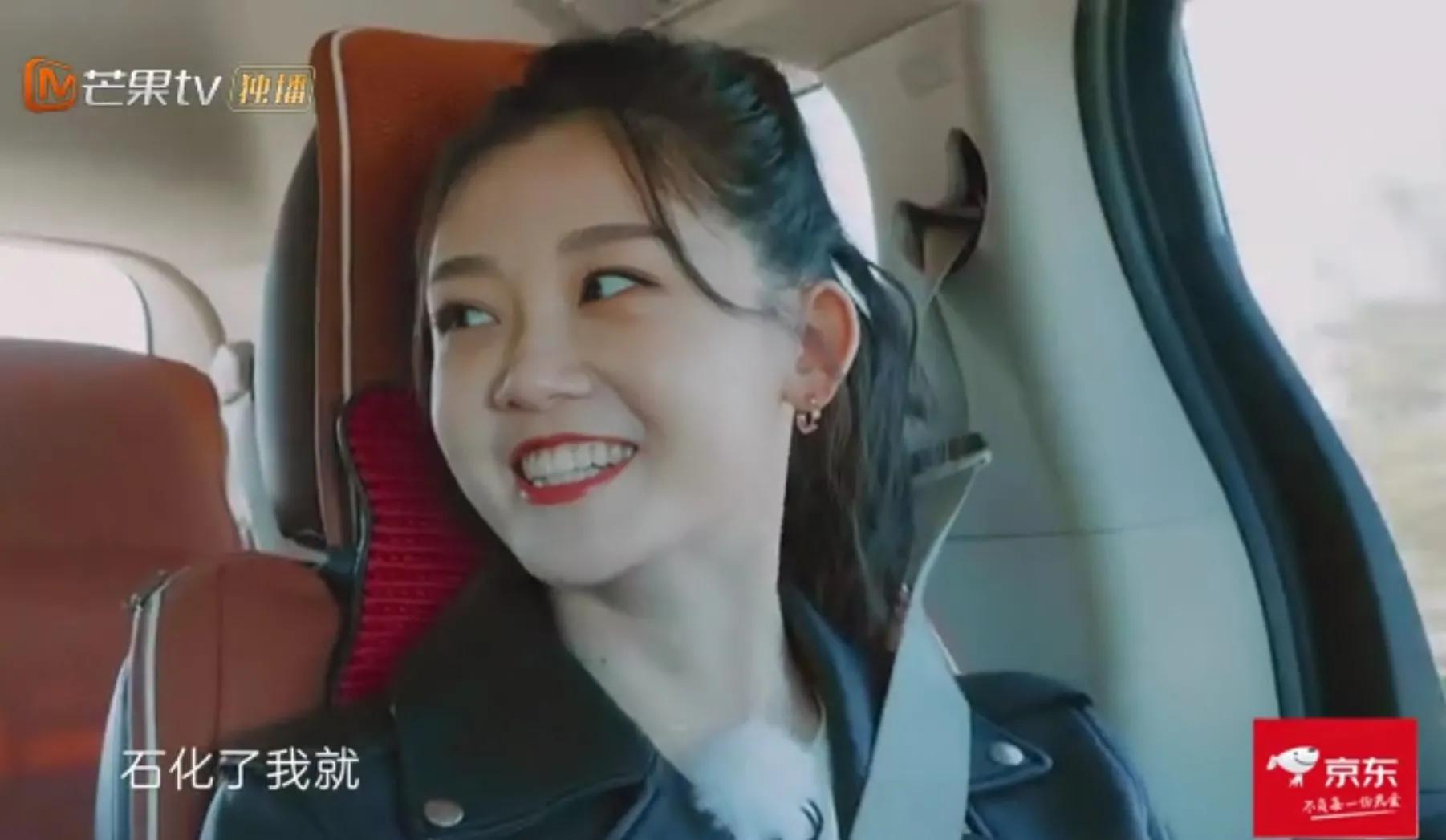 During the wife's romantic trip, Miao Miao never left her husband in ...