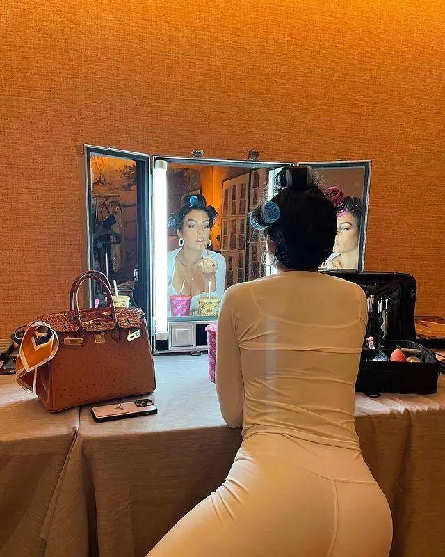 Georgina appeared on the scene in only a bra, and the fat on her waist ...