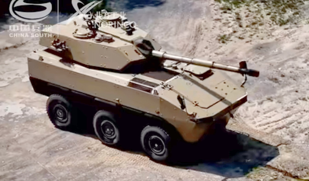 The latest wheeled light tank VN22B collided with a car on the road - iNEWS