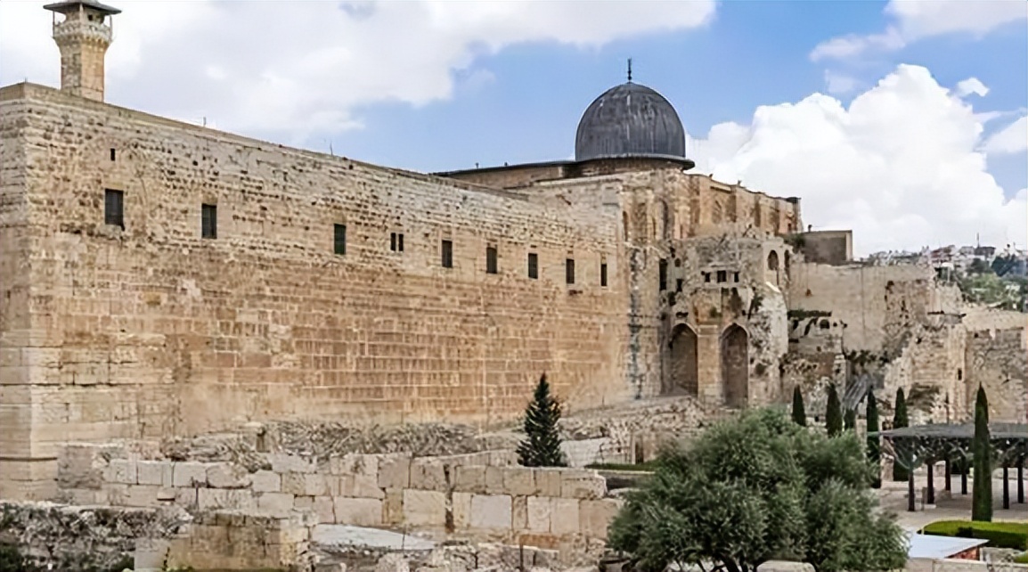 What are the architectural and cultural characteristics of the ...