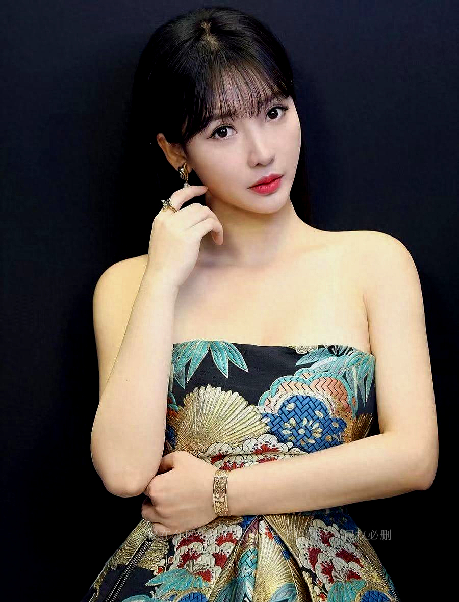 Liu Yan was amazed by Liu Yan playing tennis. As expected, her good ...