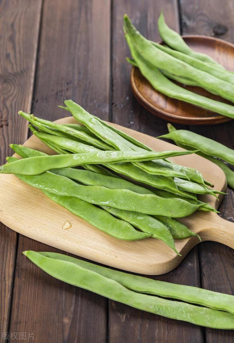 Stir-fried pork with sword beans, simple, refreshing, delicious and ...