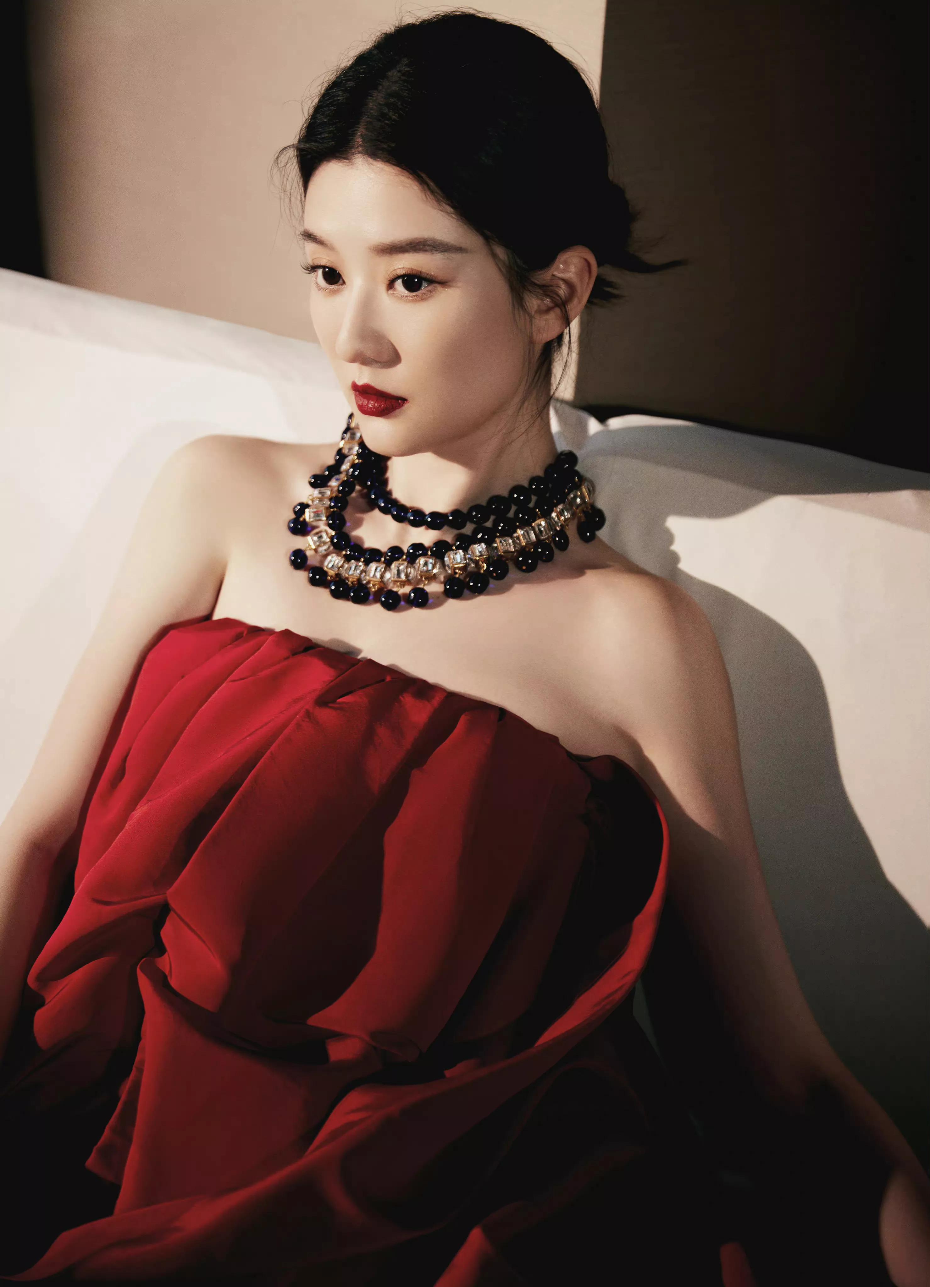 Qiao Xin's photo, wearing a red tube top cloak skirt, beautiful legs ...