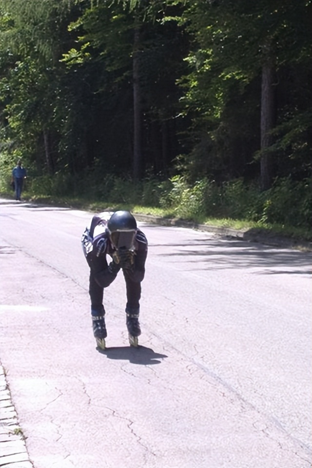 What is the definition of roller skating? - iNEWS