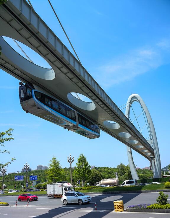 270 degree view! The "empty track" is comparable to the glass plank ...