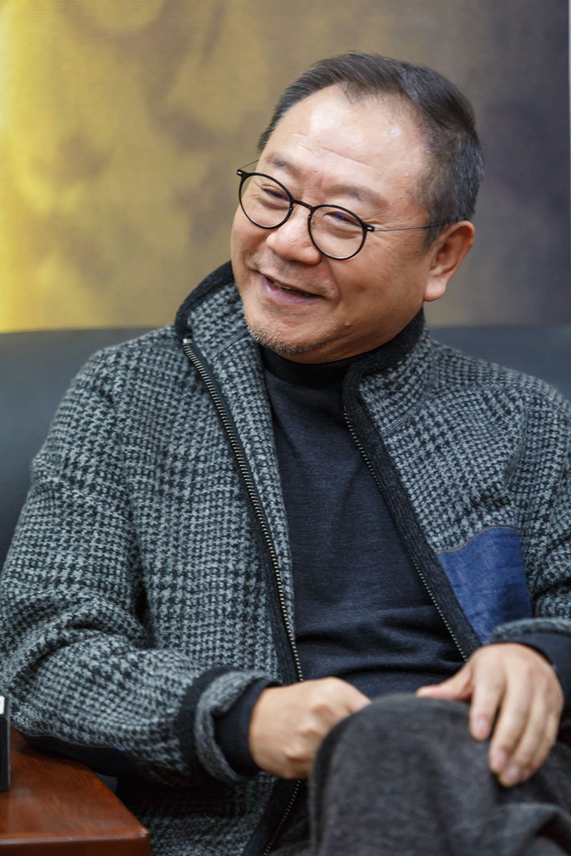 Zhao Benshan has difficulty moving and needs help! The gray hair is old ...