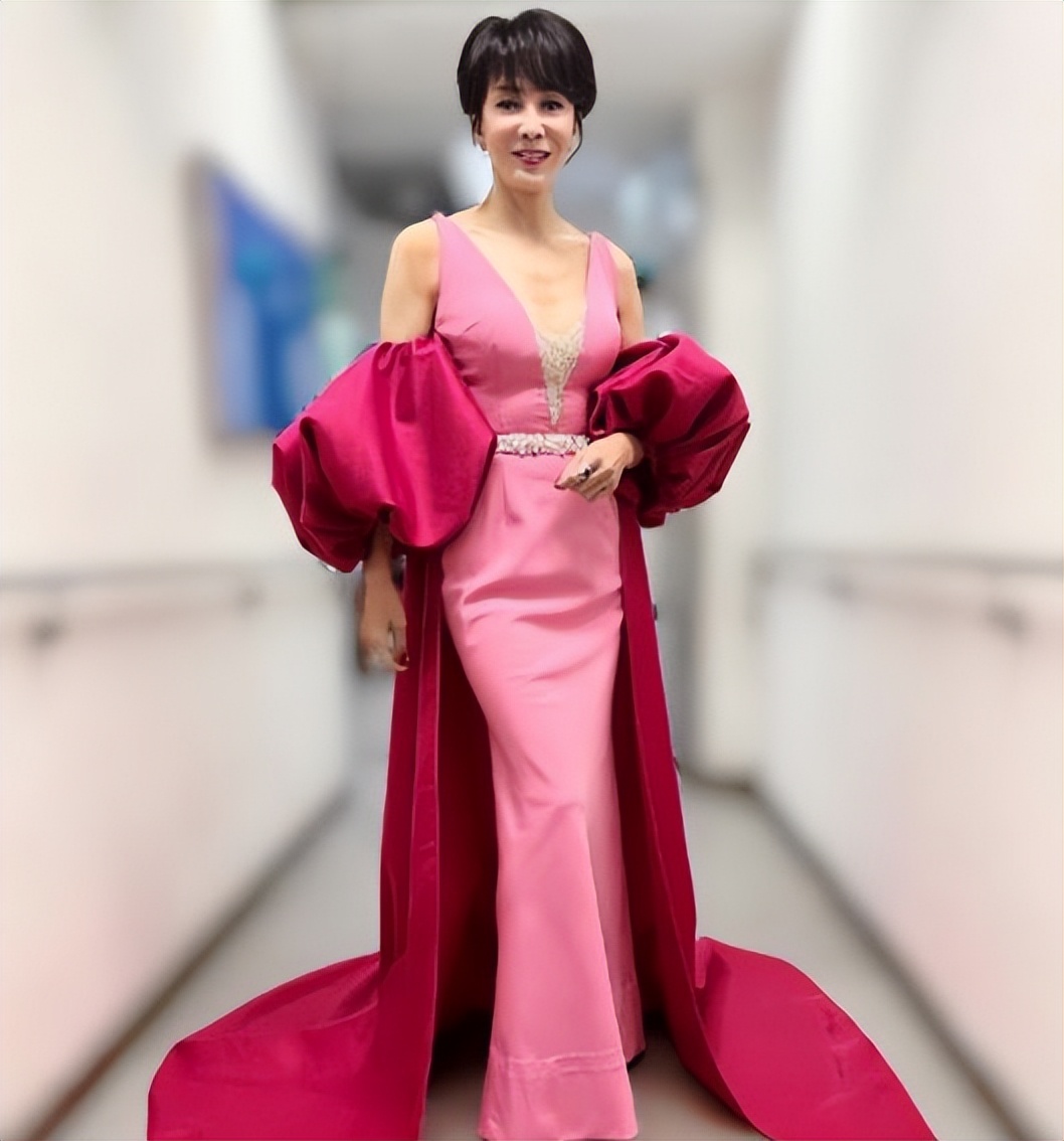 Zheng Yuling completed the hosting of Miss Hong Kong, her slender ...