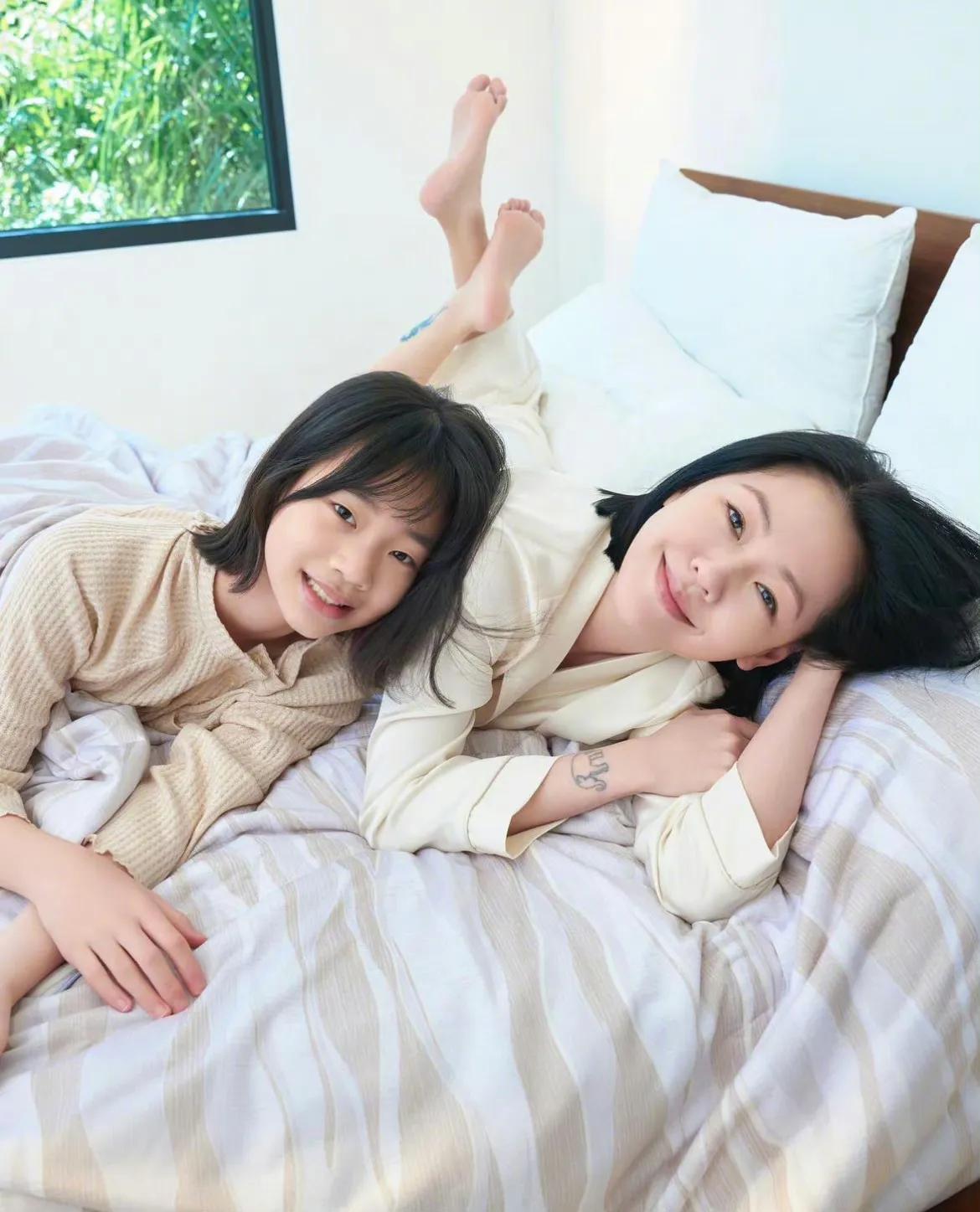 The rain is about to come, Little S and the third daughter are filming ...