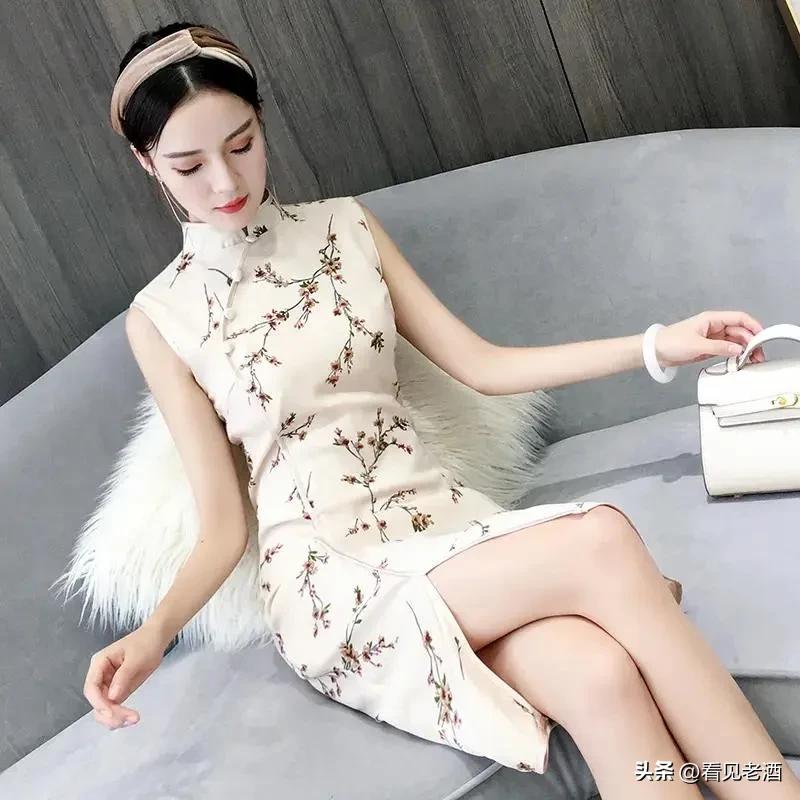 The beautiful light-colored cheongsam is full of grass! Put it on and ...